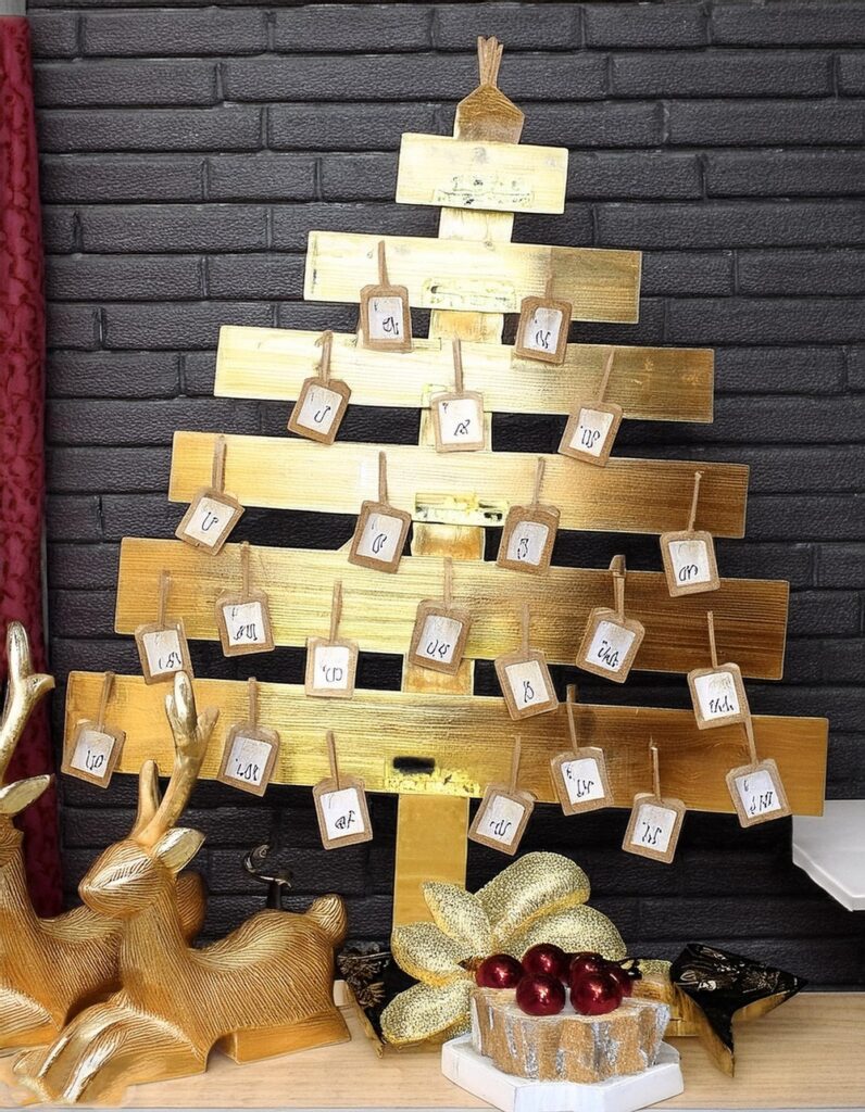 Unique Styled Most Creative Christmas Pallet Tree Ideas - Ease DIYs